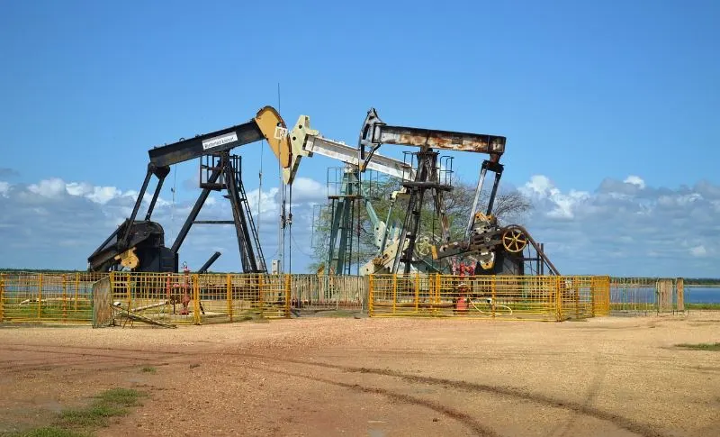 25 Important Pros and Cons of Shale Oil